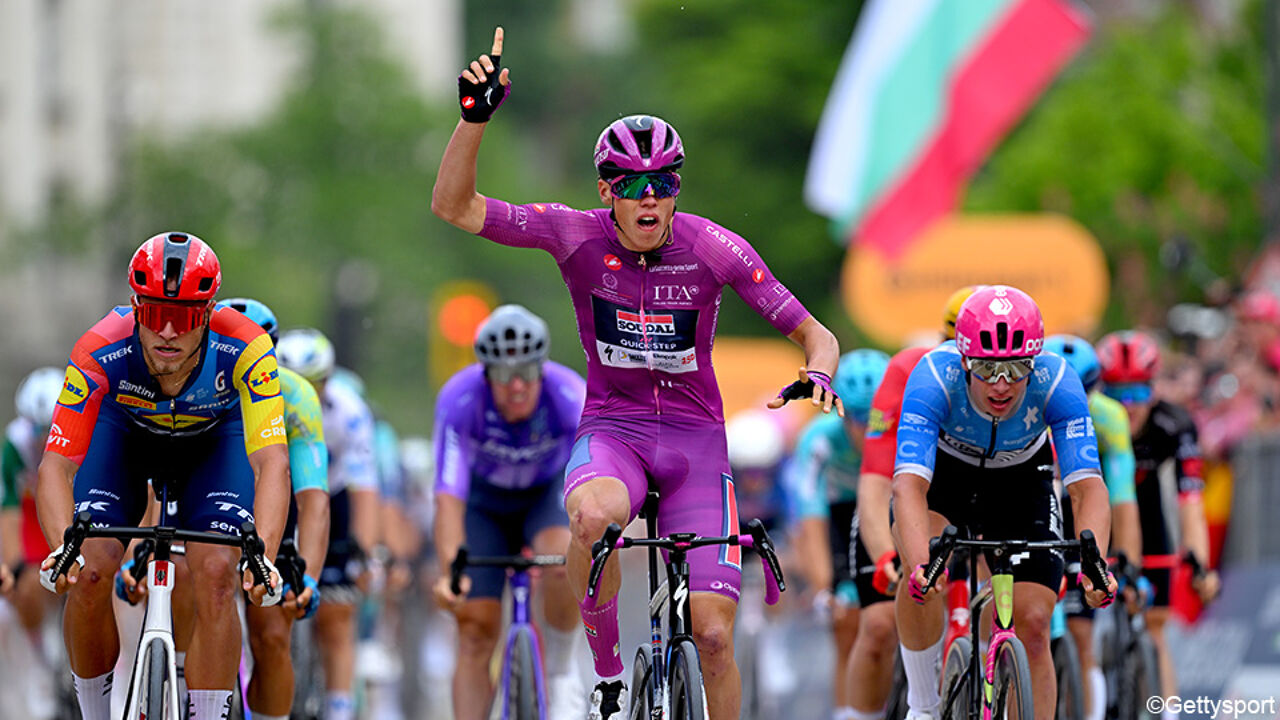 LIVE Giro: Officiële start is gegeven, traditionele foto's worden ...