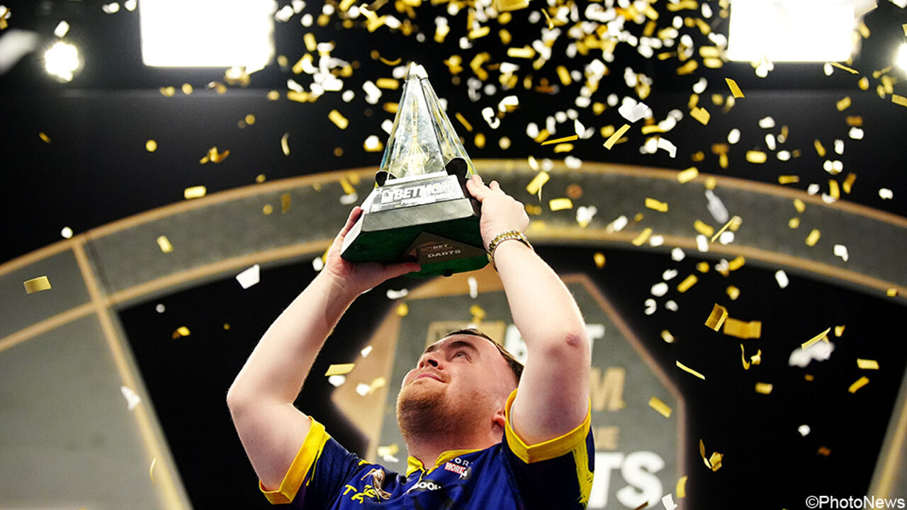 Wie anders? Luke Littler verovert zijn tweede Premier League-titel na ...