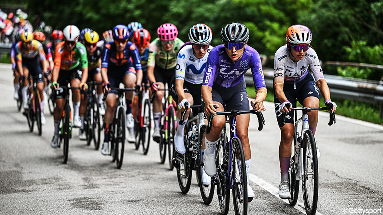 LIVESTREAM Giro Women: Peloton spat uiteen op ruim 50 kilometer van de ...